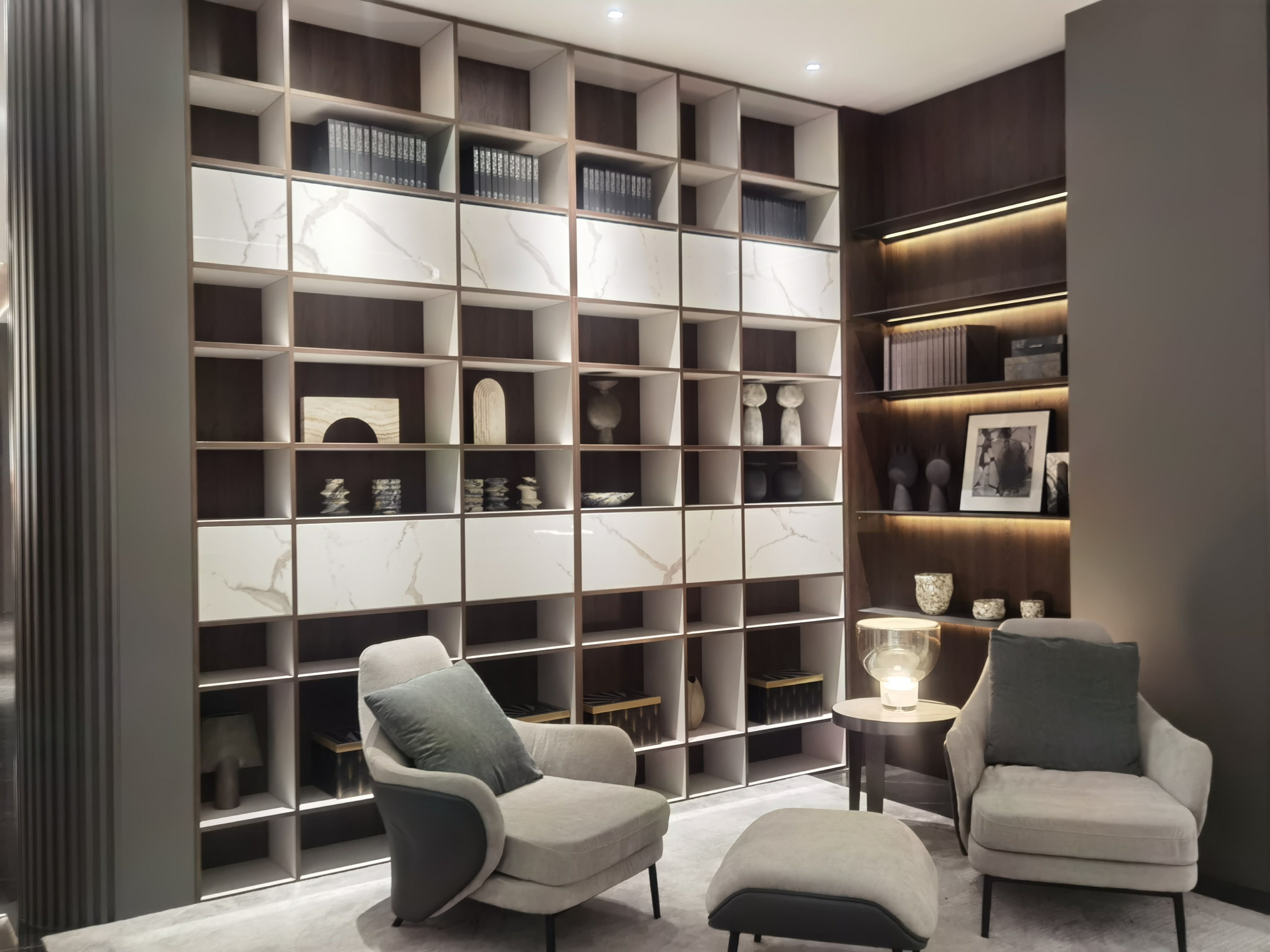 Modern Glass Display Case Cabinet for Museums & Living Rooms